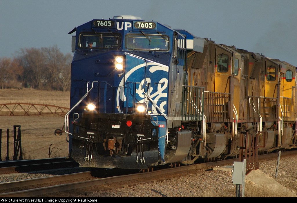UP 7605 works the westbound IG2LB